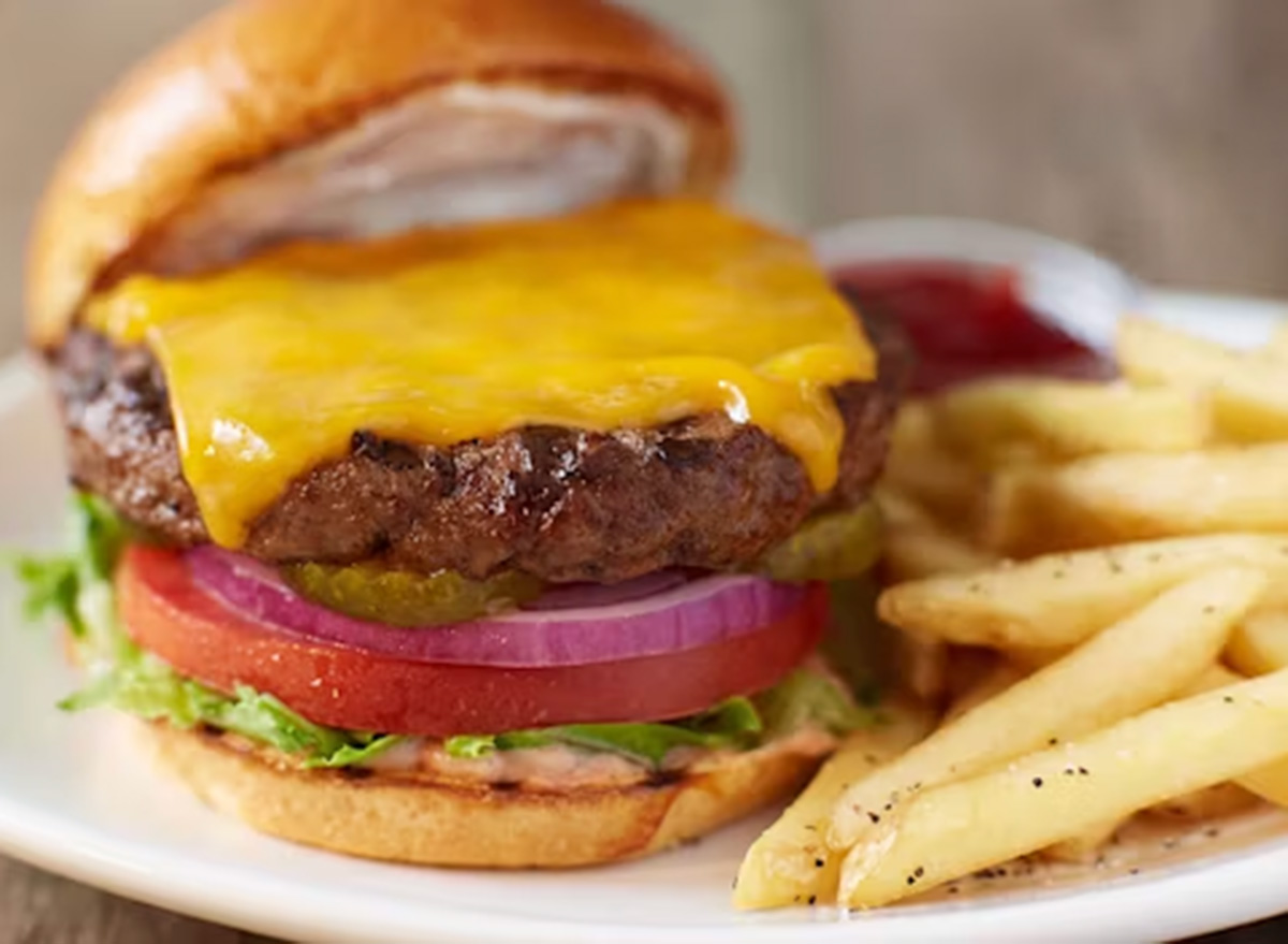 6 Restaurant Chains With the Best Half-Pound Burgers