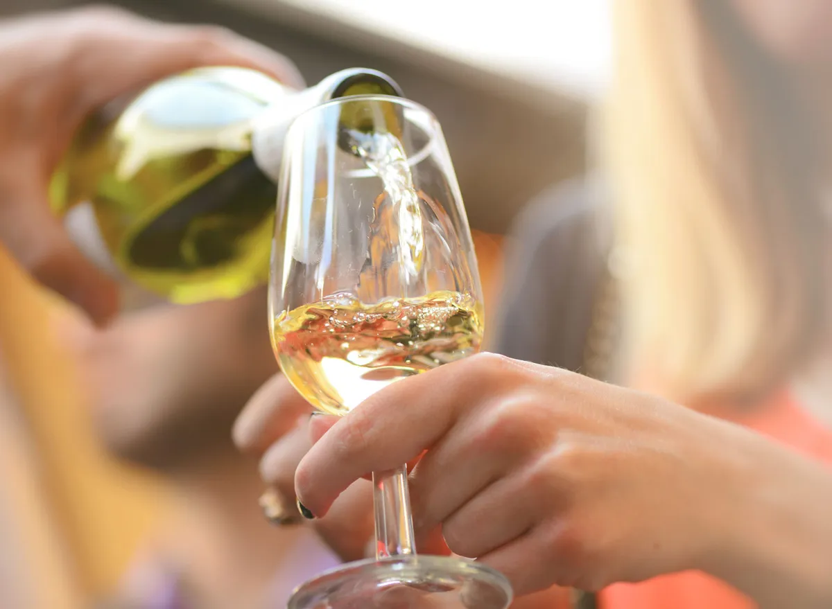 5 Side Effects of Drinking White Wine Every Night
