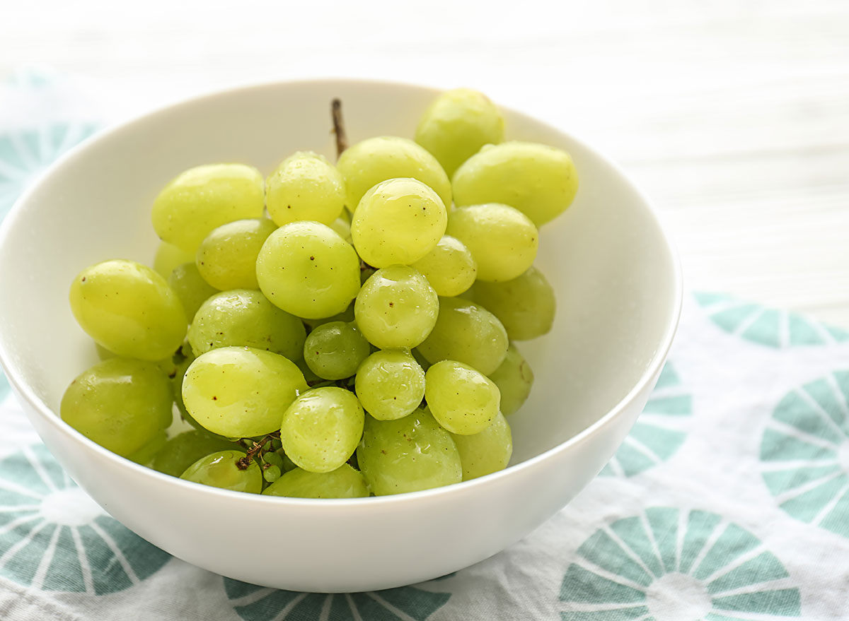 8 Science-Backed Benefits of Eating Grapes—and 3 Side Effects