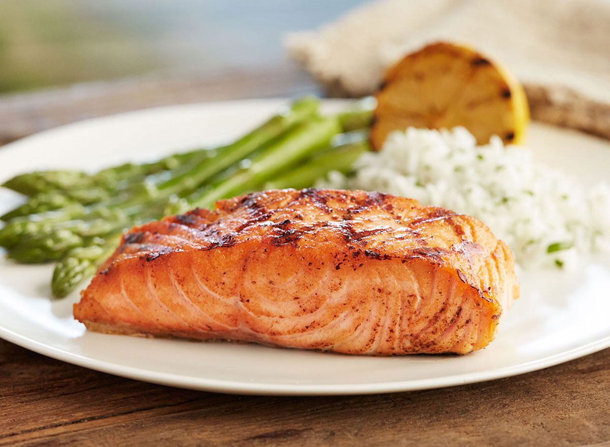 10 Restaurant Chains That Serve The Best Salmon