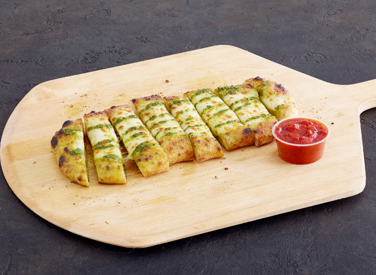 10 Restaurant Chains That Serve the Best Garlic Bread