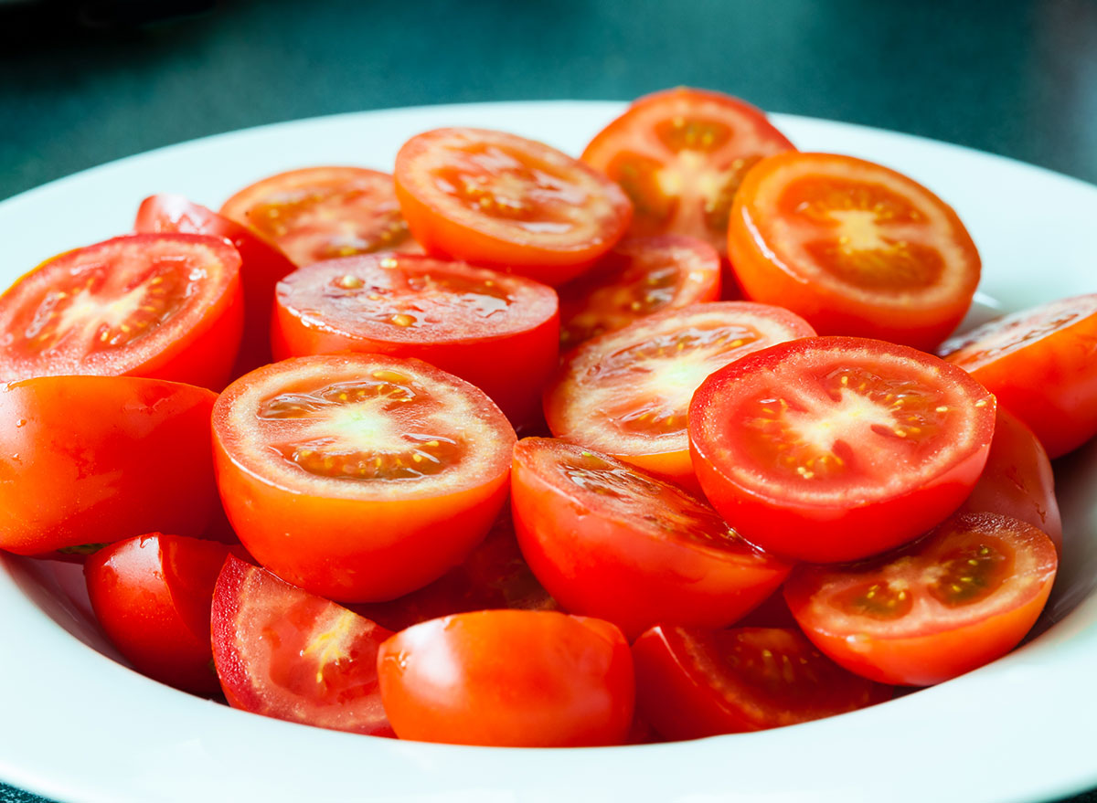 6 Science-Backed Benefits of Eating Tomatoes—and 1 Side Effect