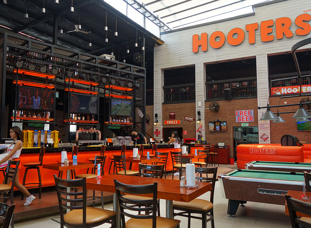 7 Reasons Hooters Locations Are Disappearing