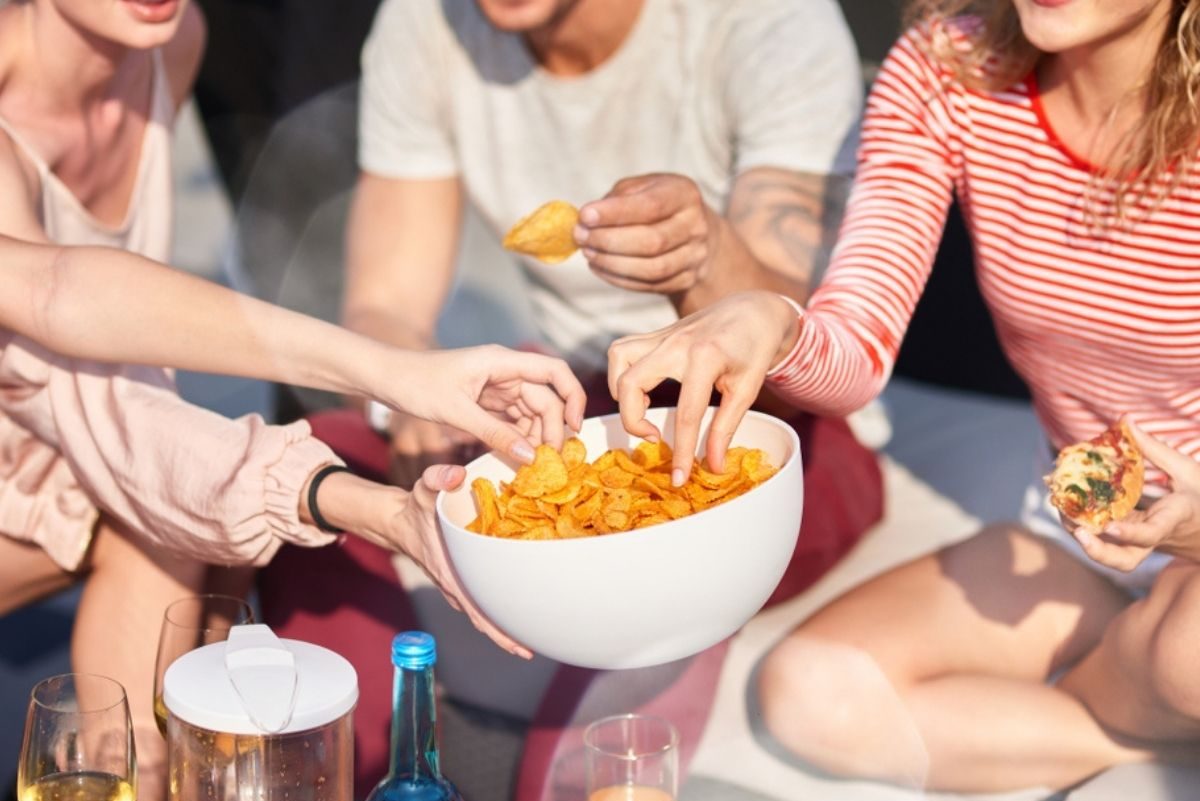 6 Snacks Secretly Increasing Inflammation In Your Body, Say Dietitians ...