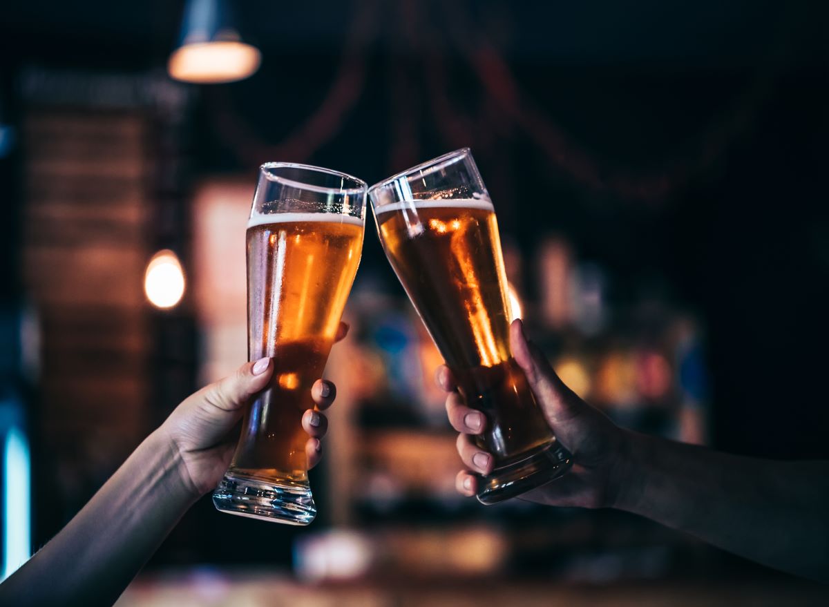 12 Best Low-Calorie Beers, According to Dietitians