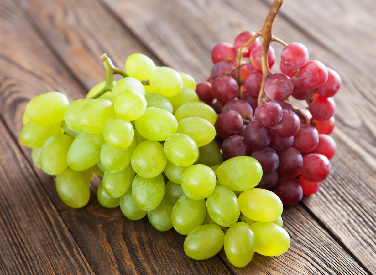 8 Science-Backed Benefits of Eating Grapes—and 3 Side Effects