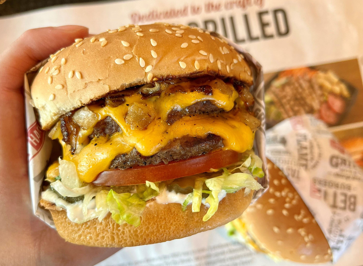 12 Fast-Food Chains That Never Freeze Their Burgers