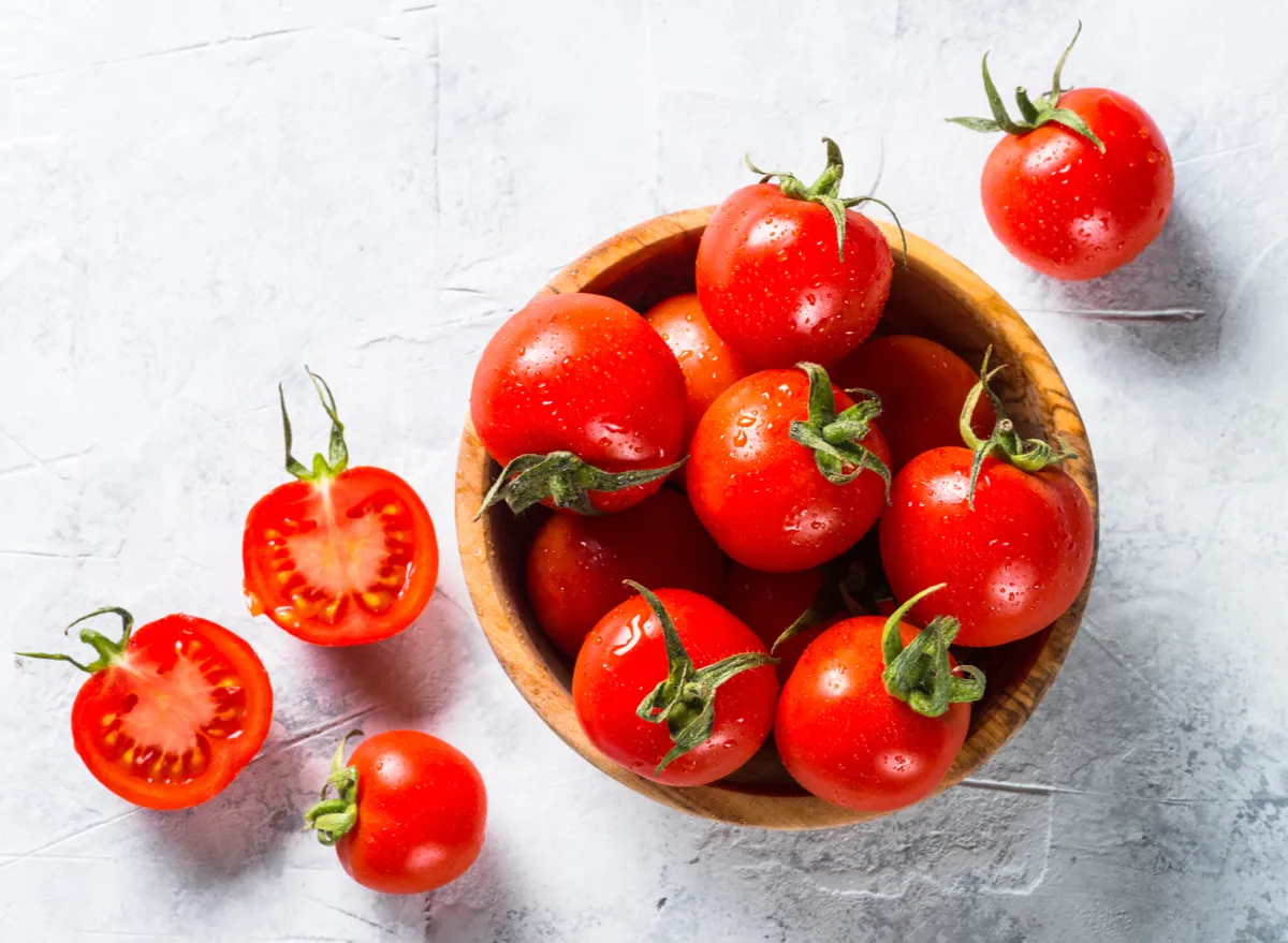 6 Science-Backed Benefits of Eating Tomatoes—and 1 Side Effect
