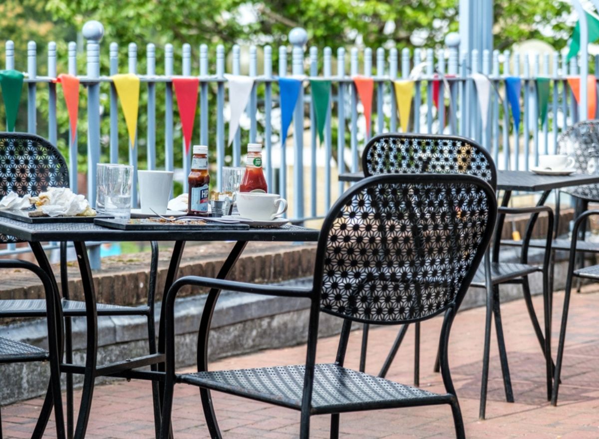 8 Warning Signs a Restaurant Is Not As Clean as It Should Be