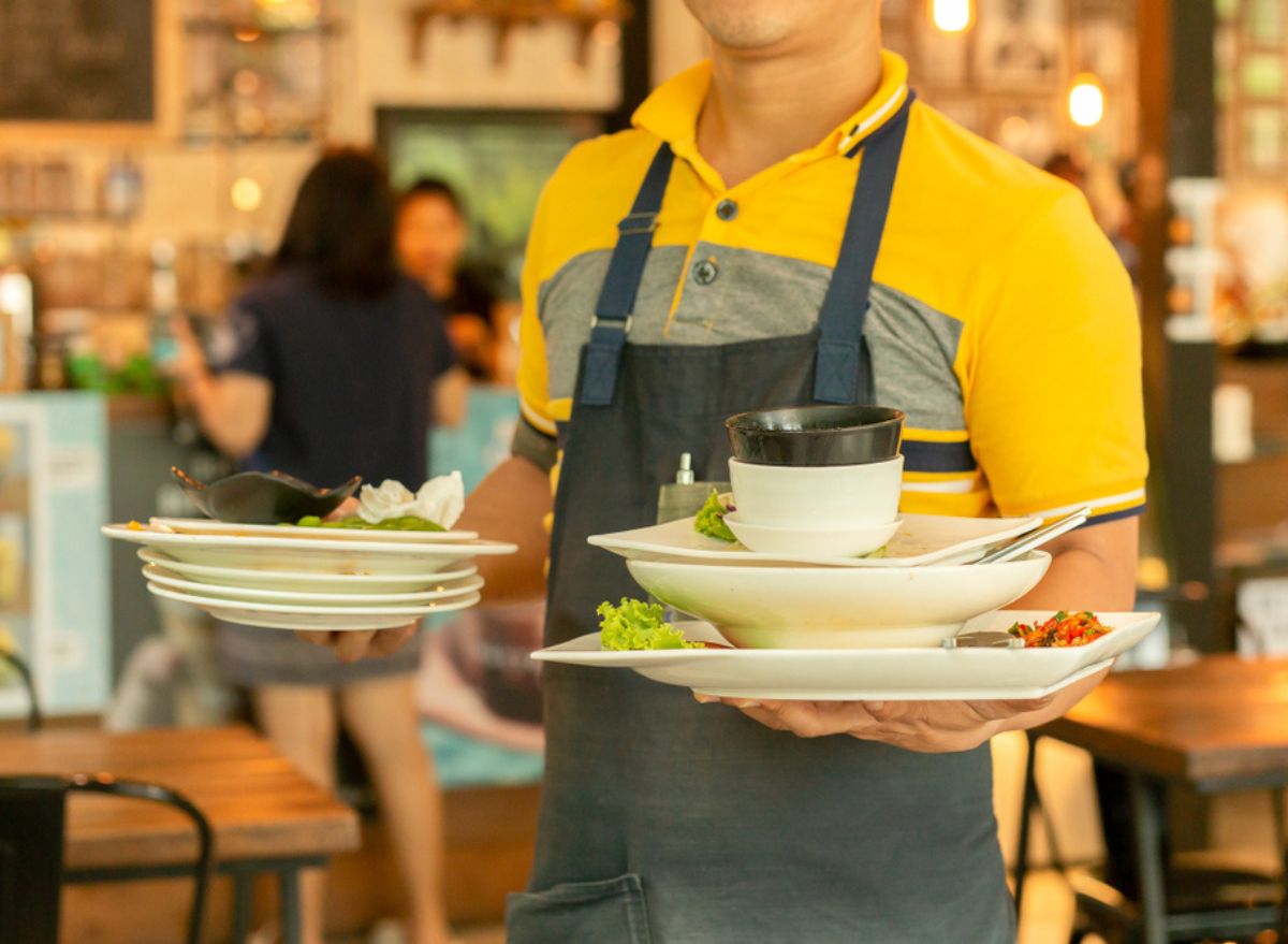 8 Warning Signs a Restaurant Is Not As Clean as It Should Be