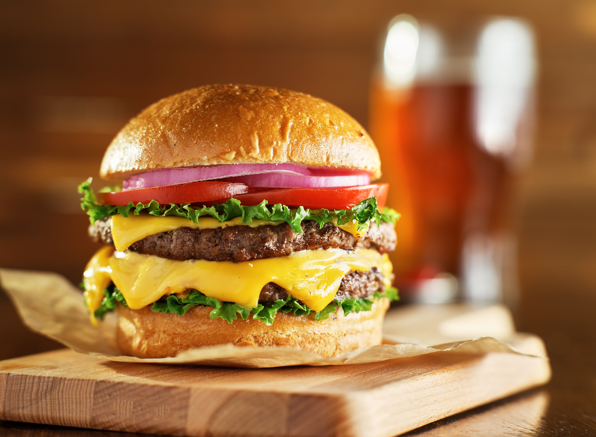10 Healthiest Fast-Food Cheeseburgers, According to a Dietitian