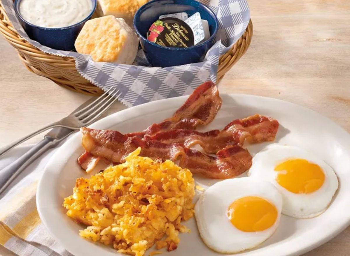 7 Cracker Barrel Foods That Fans Say Taste Just Like a Home-Cooked Meal