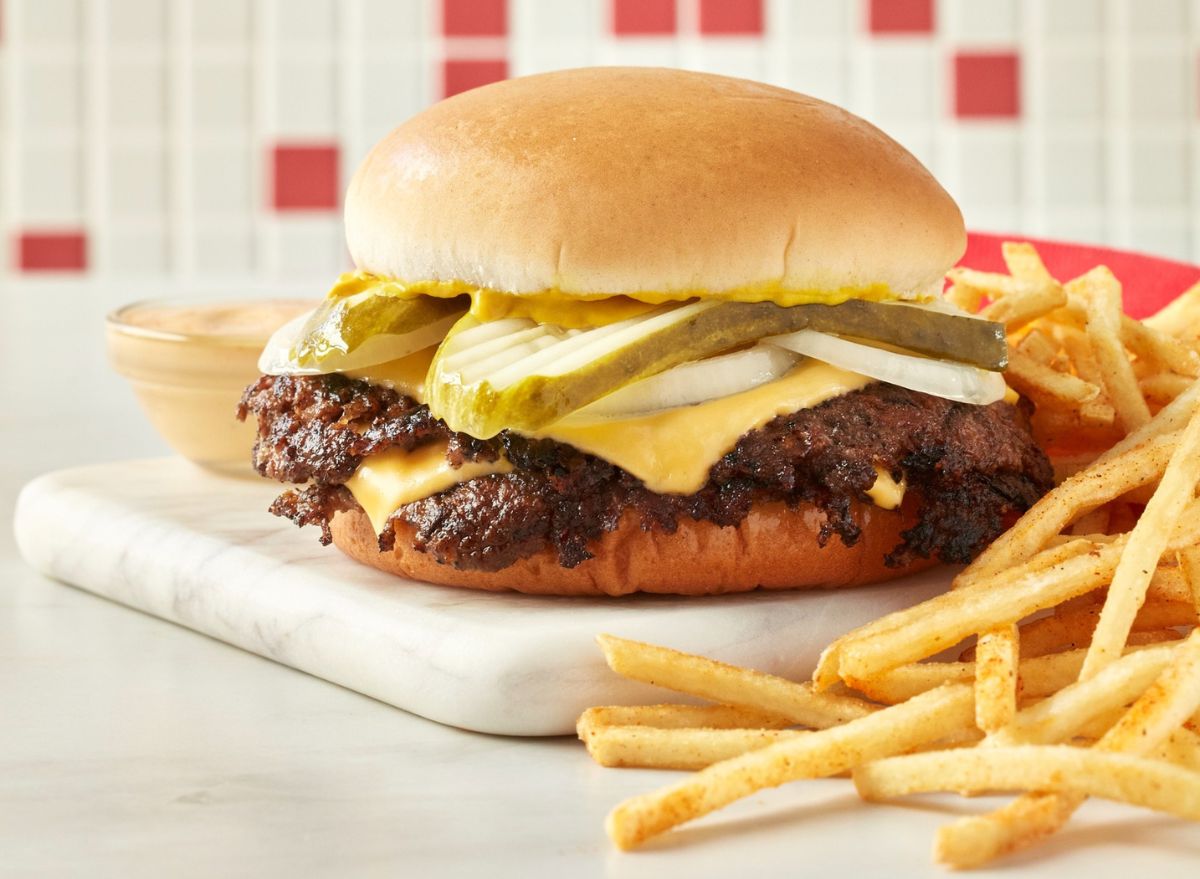 7 Restaurant Chains That Make The Best Smash Burgers