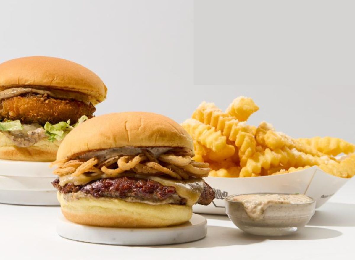 8 Restaurant Chains That Cook the Juiciest Burger Patties