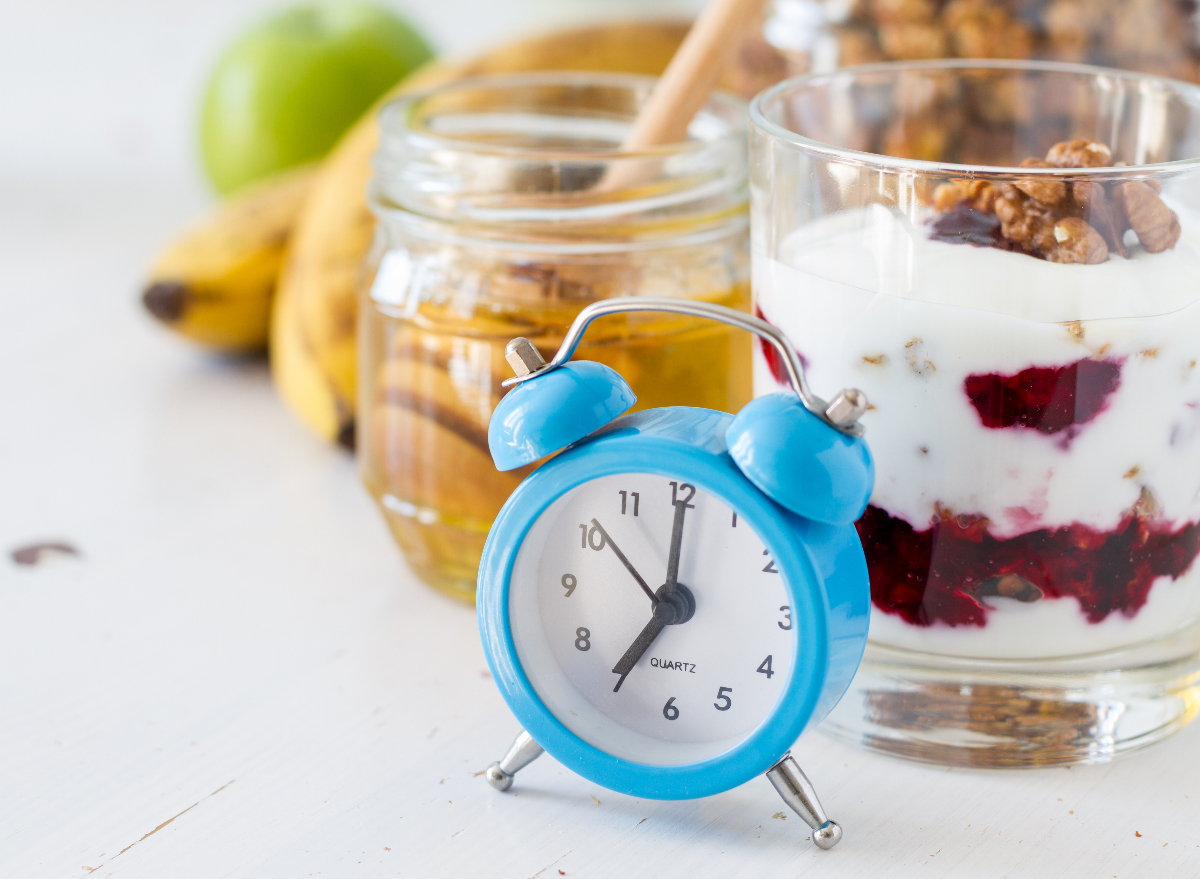 7 Breakfast Habits To Curb Cravings & Lose Weight
