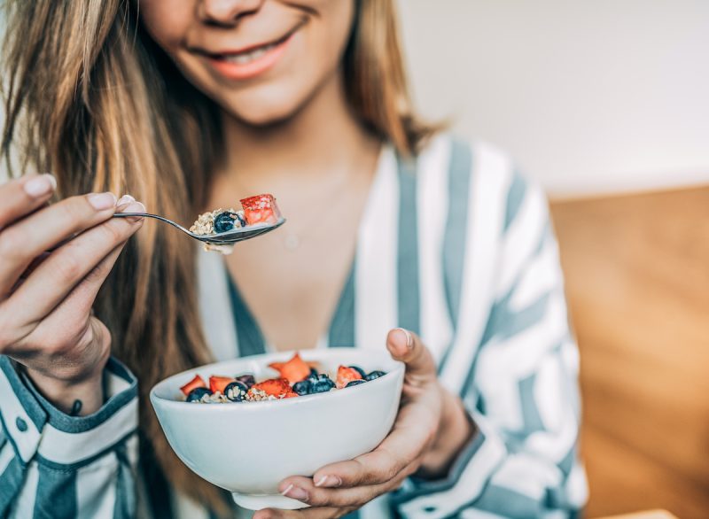 7 Breakfast Habits To Curb Cravings & Lose Weight