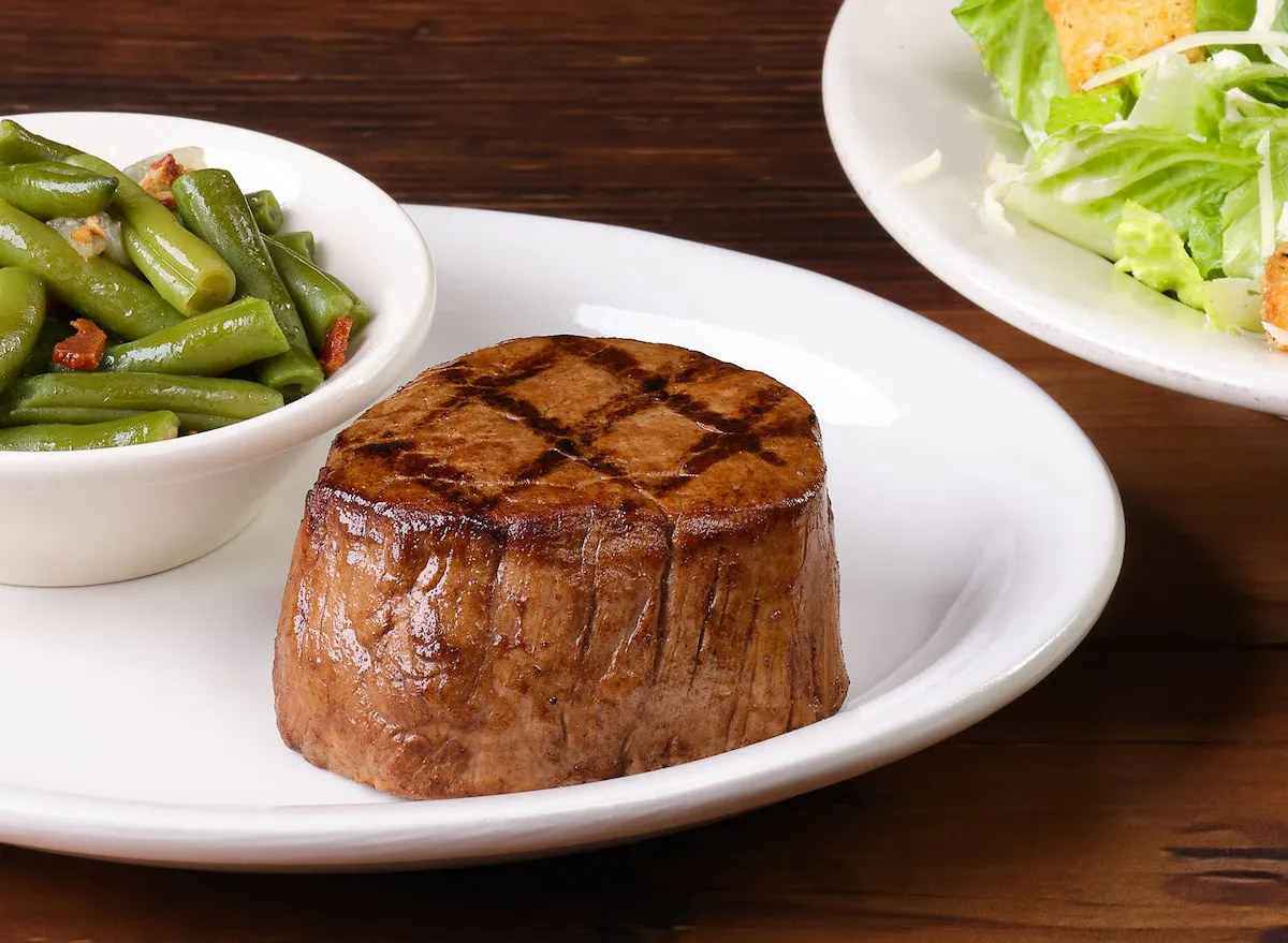 7 Best Texas Roadhouse Steaks, According to Diners