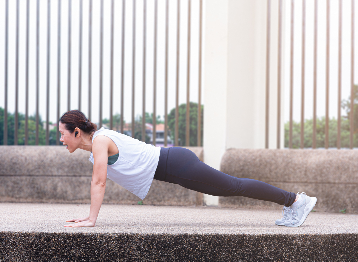 6 Best Floor Exercises for Quicker Weight Loss in Your 40s