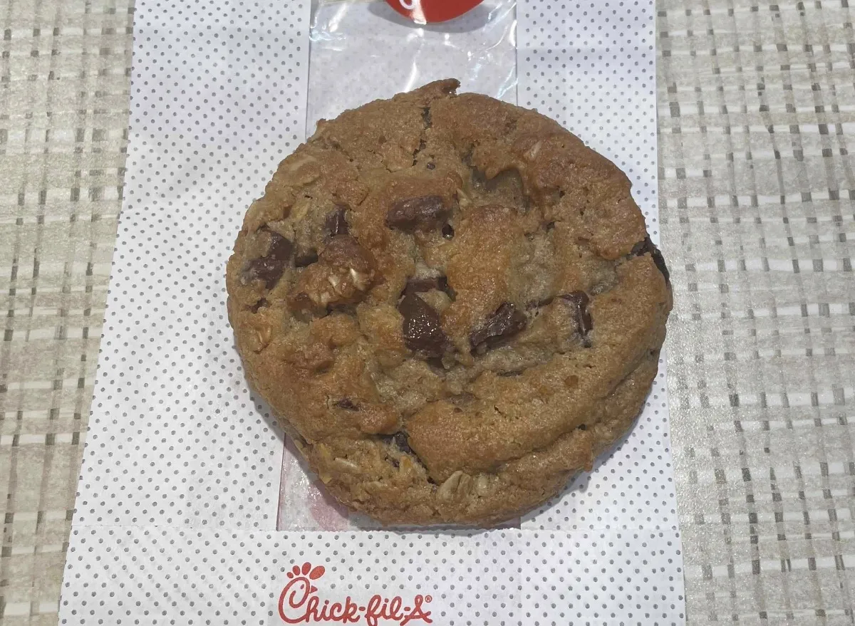 I Tried 5 Fast-Food Chocolate Chip Cookies: This Was the Best