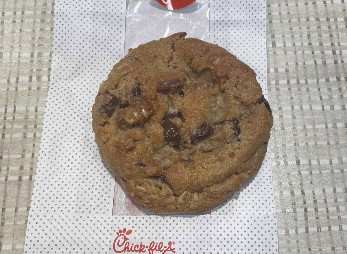 I Tried 5 Fast-Food Chocolate Chip Cookies: This Was the Best