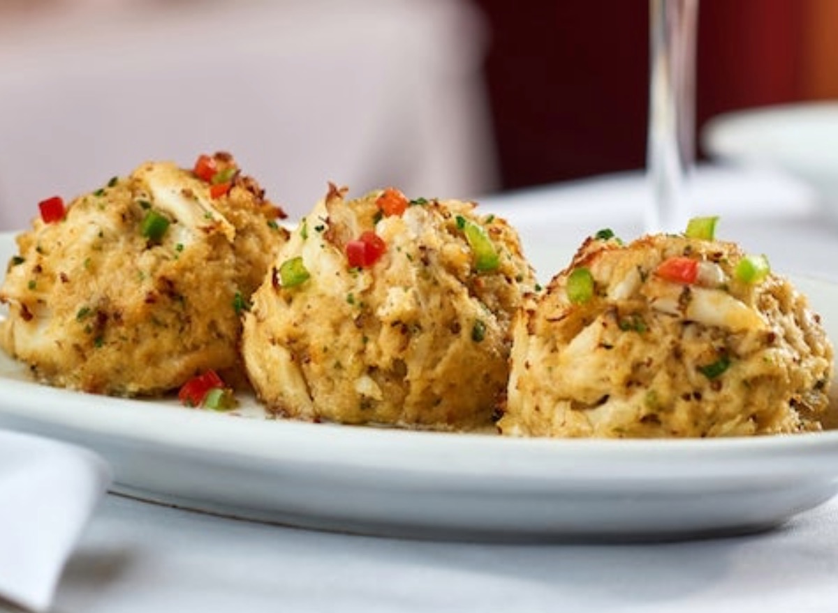 10 Restaurant Chains With the Best Crab Cakes