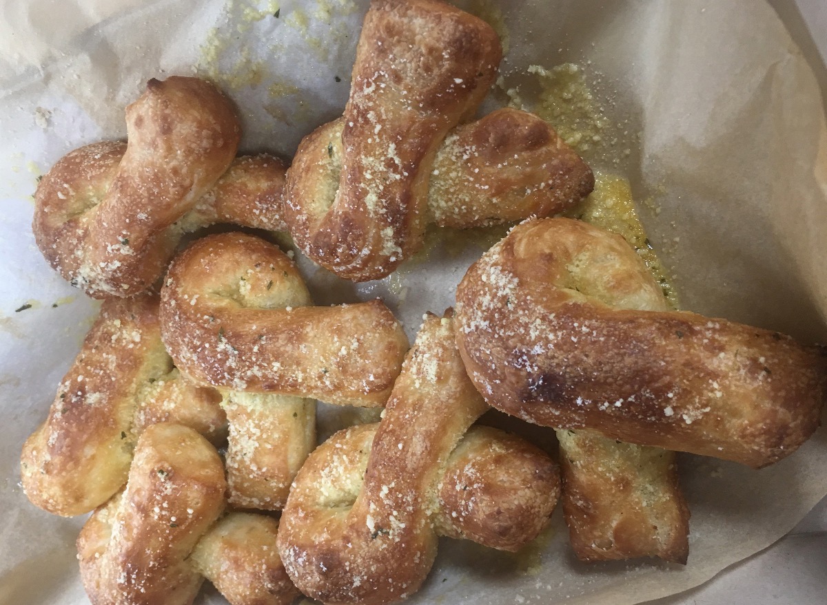 10 Restaurant Chains That Serve the Best Garlic Bread