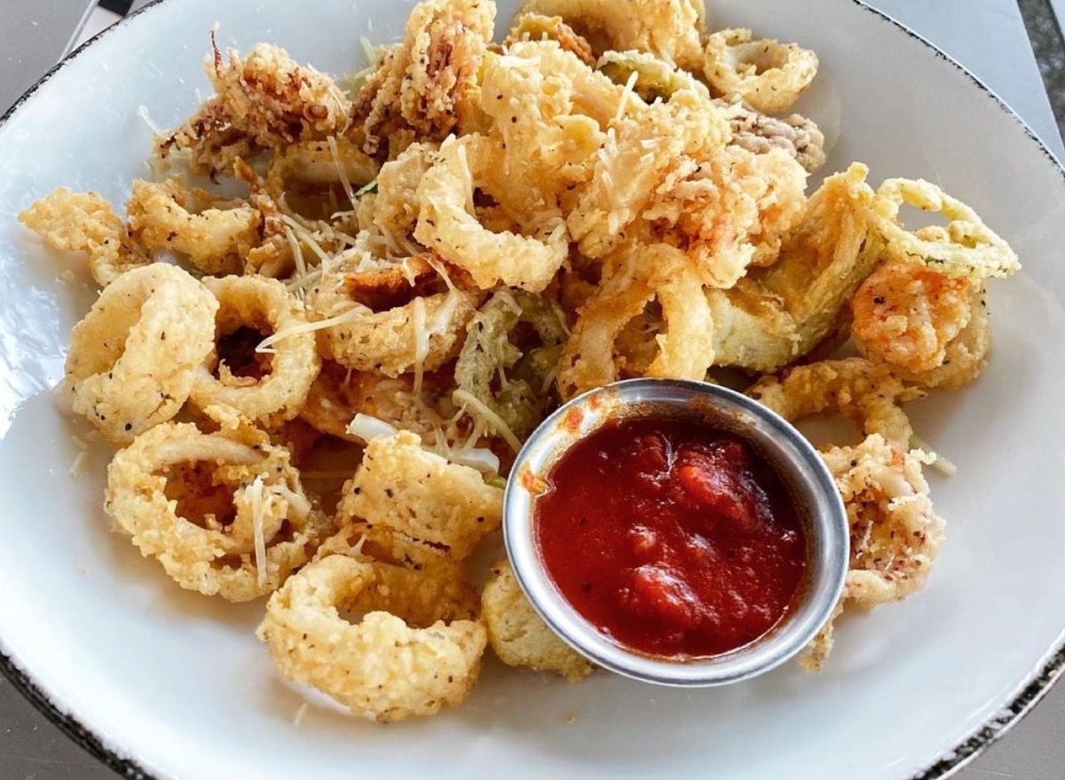 10 Restaurant Chains That Serve Craveworthy Fried Calamari