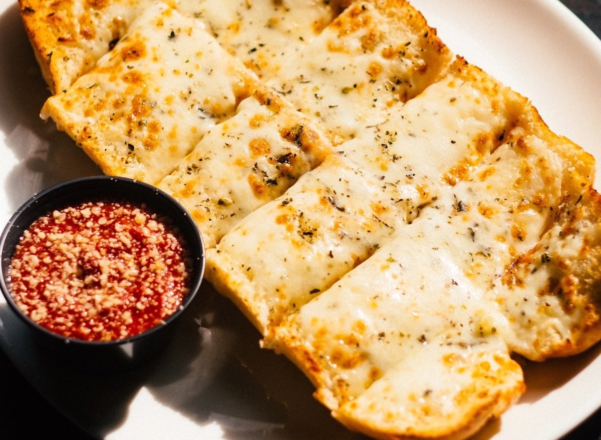 10 Restaurant Chains That Serve the Best Garlic Bread