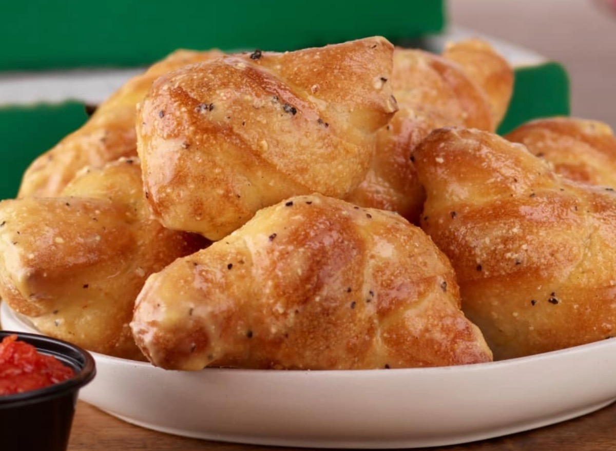 10 Restaurant Chains That Serve the Best Garlic Bread