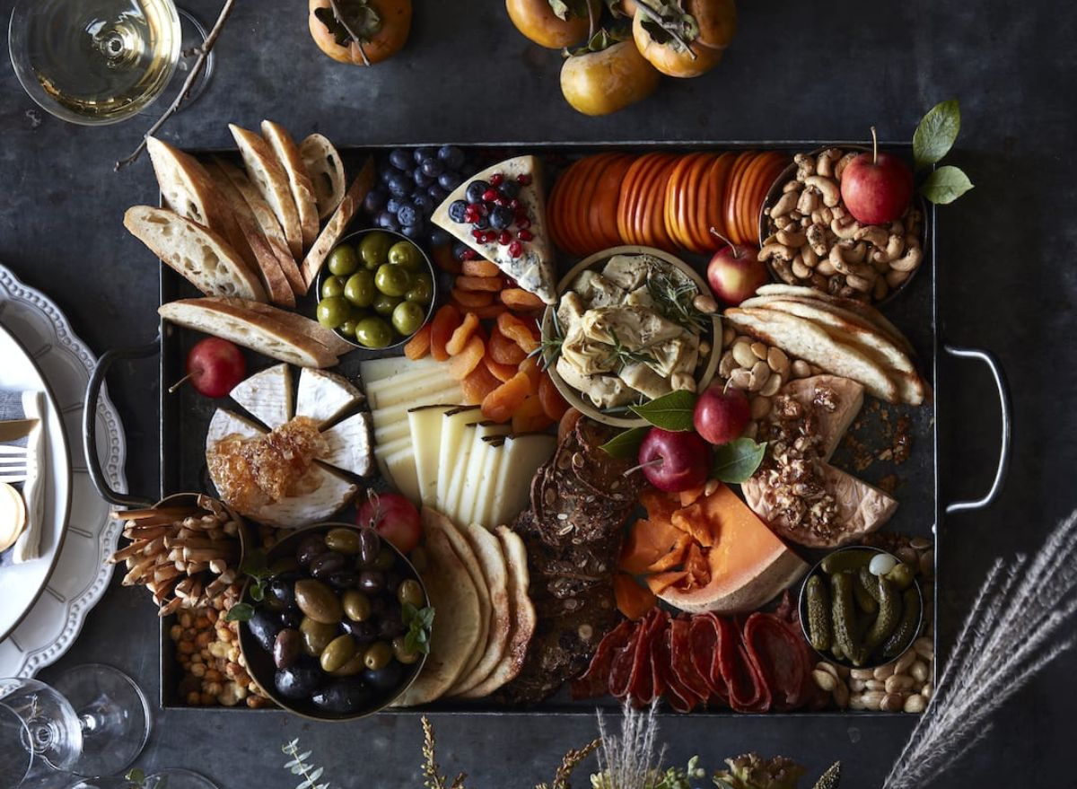 11 Thanksgiving Charcuterie Board Ideas Your Guests Will Love ...