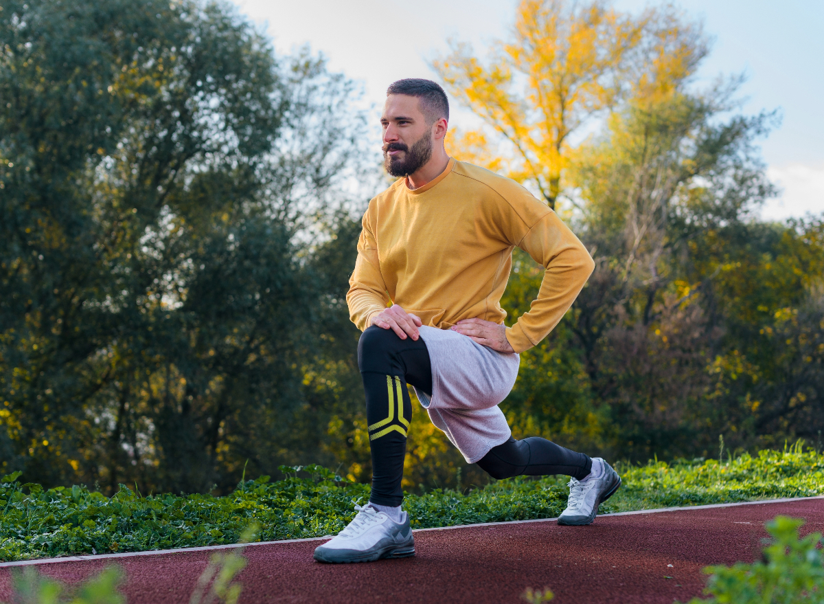 7 Simple Moves To Build Rock-Solid Abs While You Walk