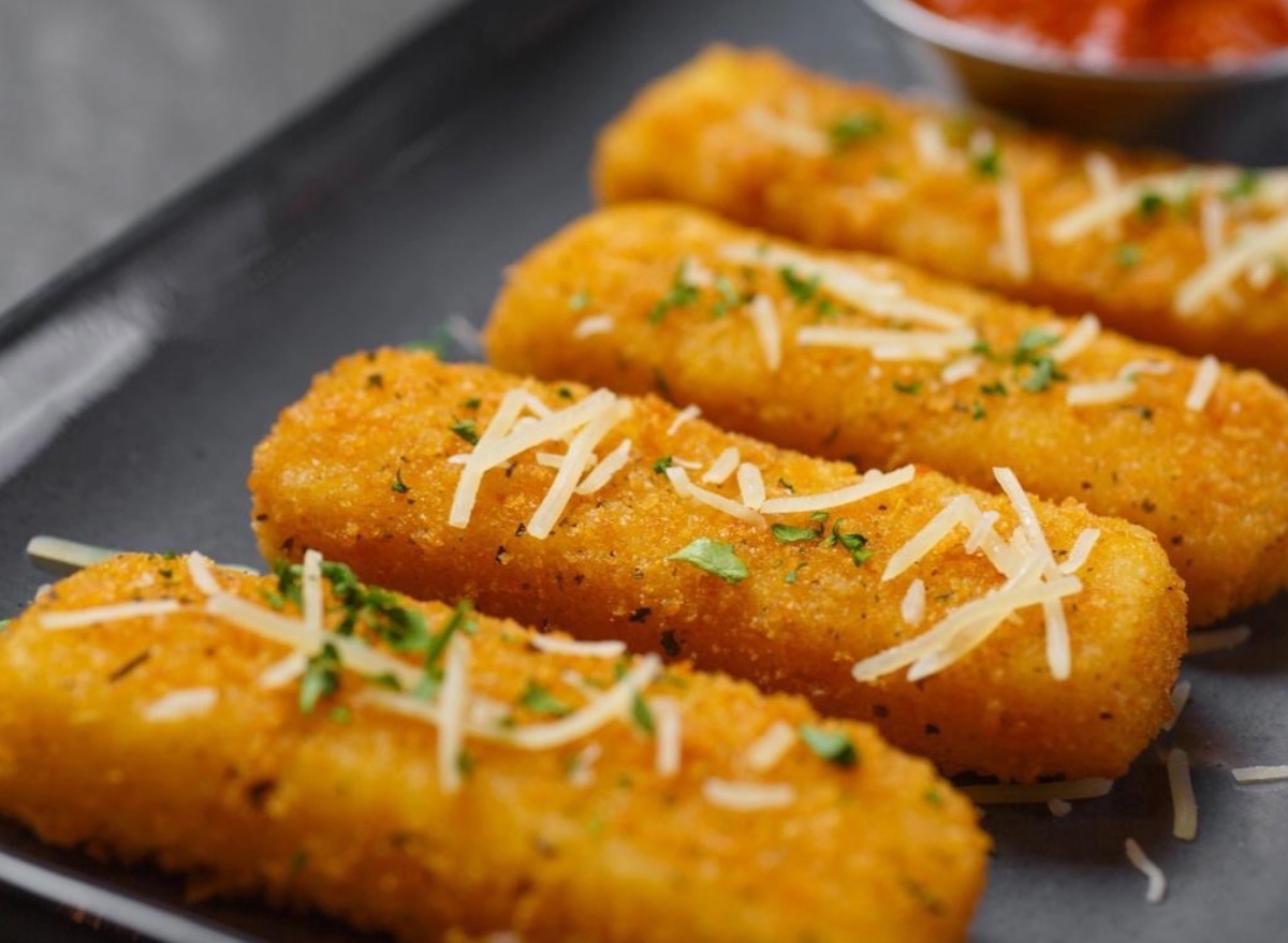 13 Restaurant Chains That Serve the Best Mozzarella Sticks — Eat This ...