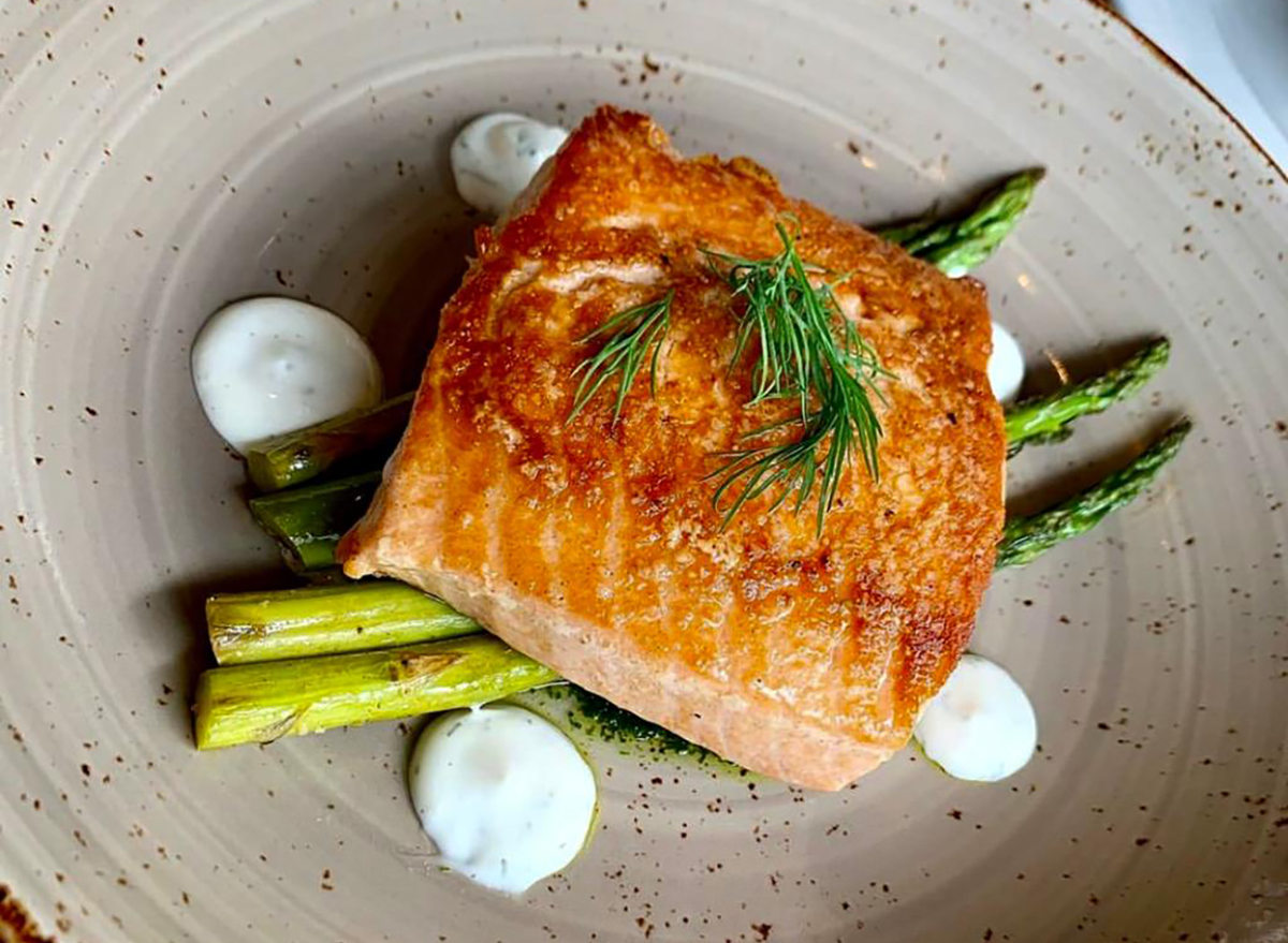 10 Restaurant Chains That Serve The Best Salmon
