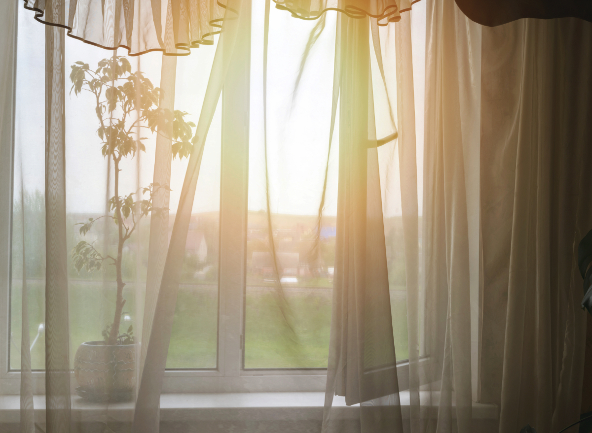 How To Be a Morning Person: 10 Hacks That Actually Work