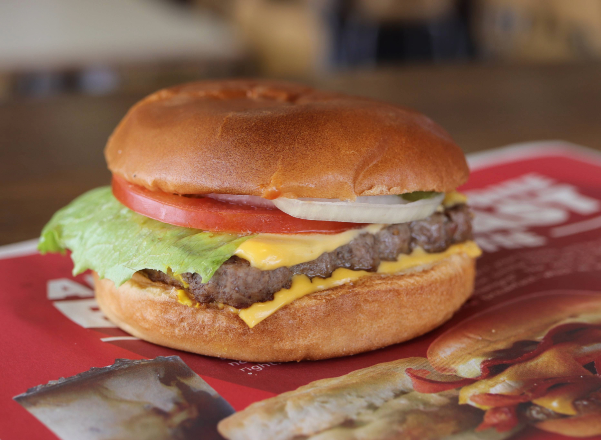 12 Fast-Food Chains That Never Freeze Their Burgers