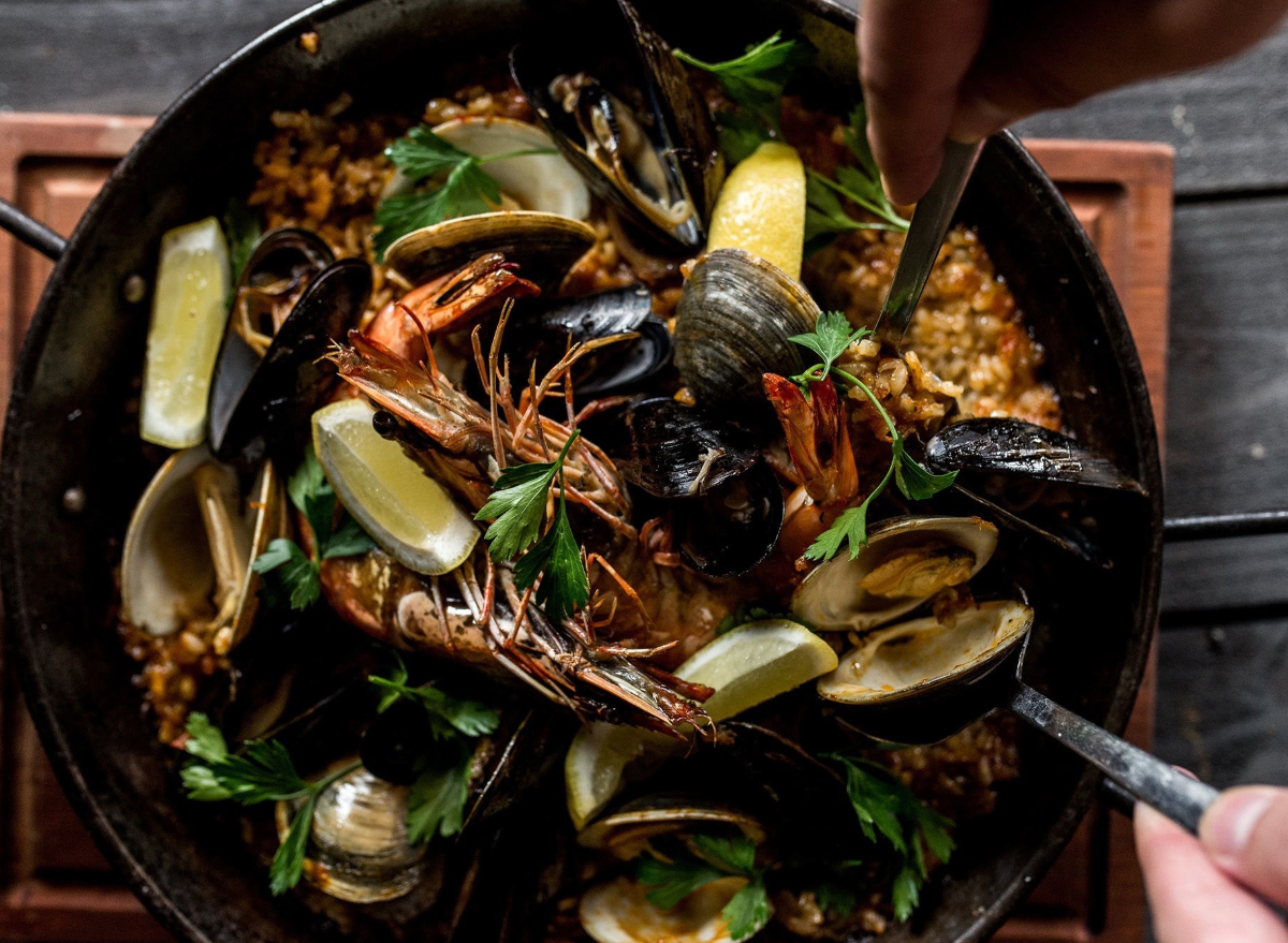 13 Restaurant Chains That Serve the Best Clams