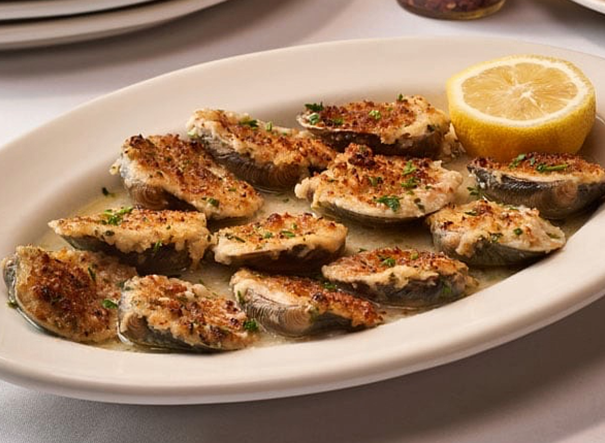 13 Restaurant Chains That Serve the Best Clams