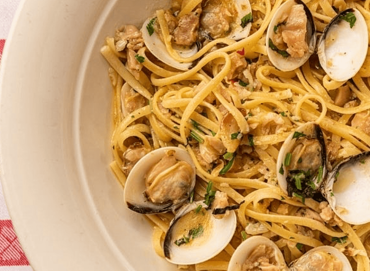 13 Restaurant Chains That Serve the Best Clams