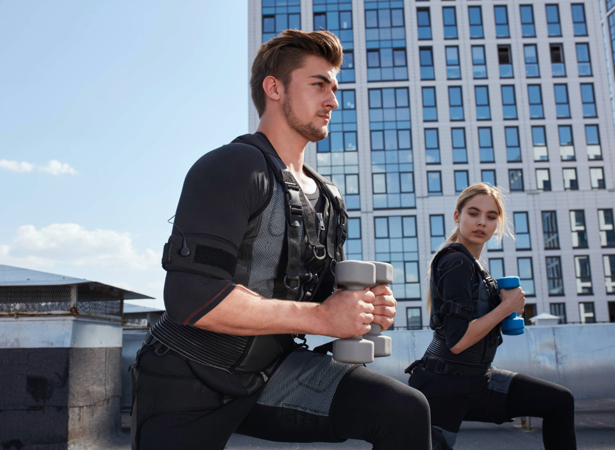 The 10 Pros & Cons of Walking With a Weighted Vest