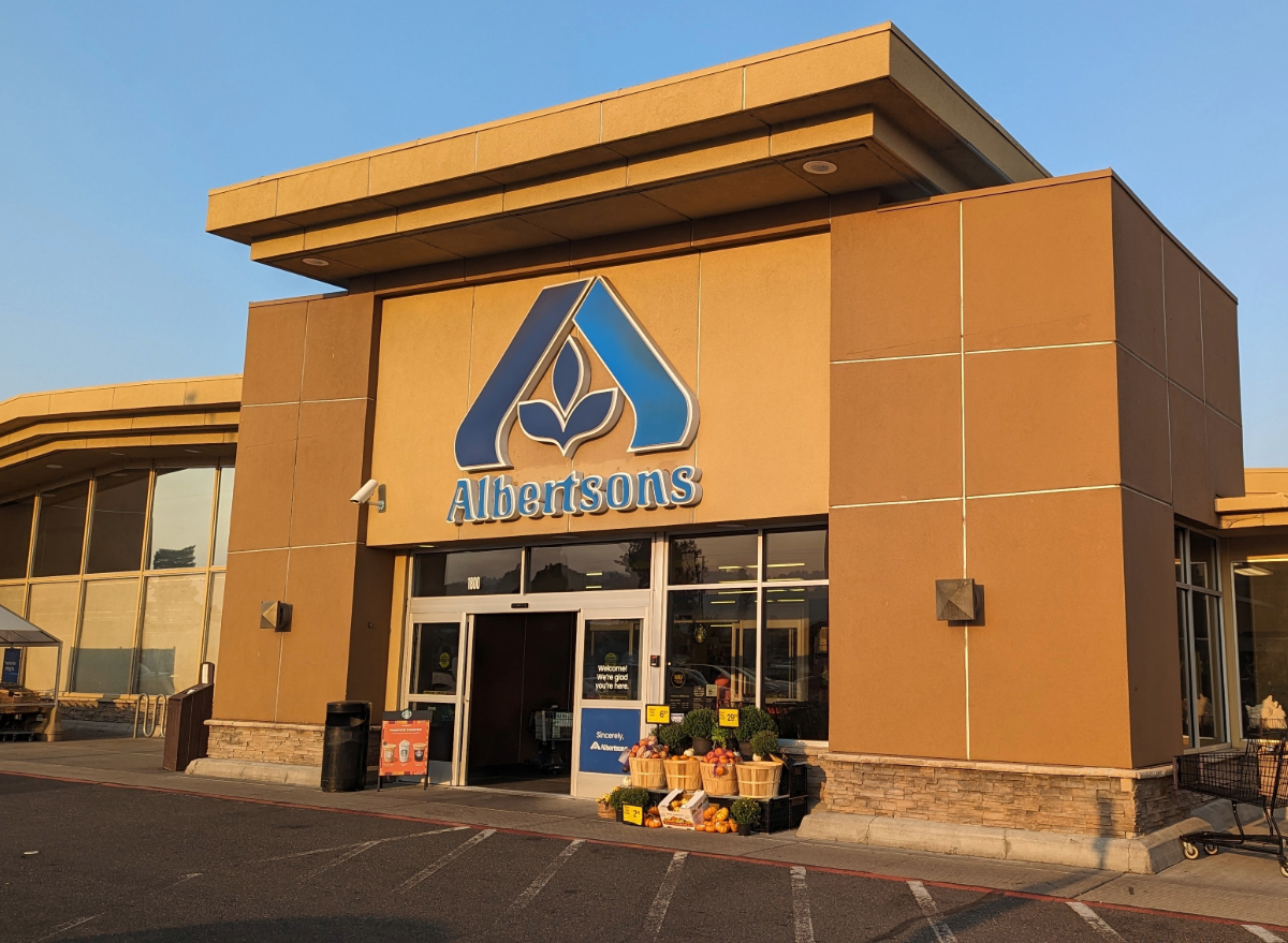 15 Grocery Chains Open on New Year’s Day 2025