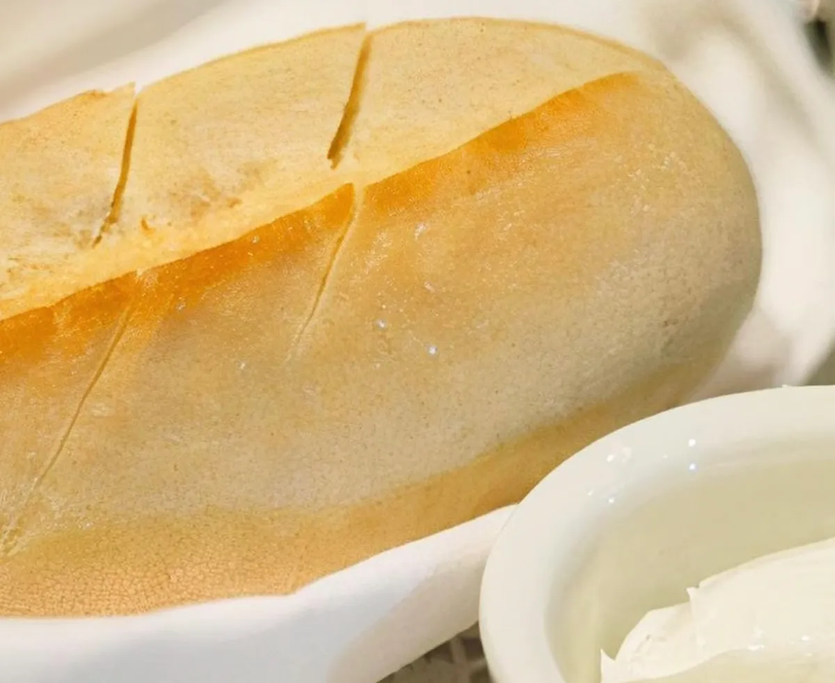 15 Restaurant Chains That Serve Bread So Good It Steals the Show