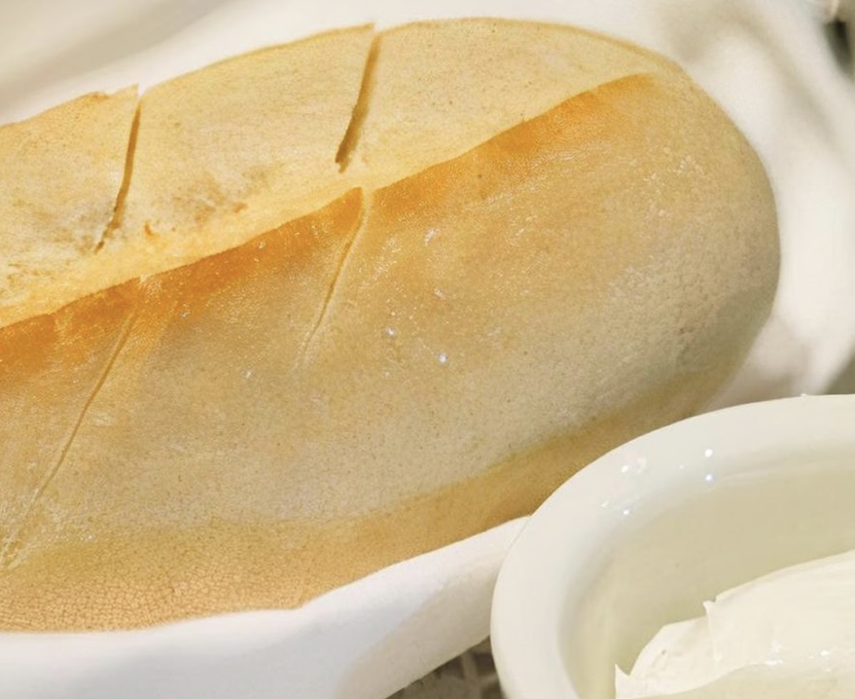 15 Restaurant Chains That Serve Bread So Good It Steals the Show