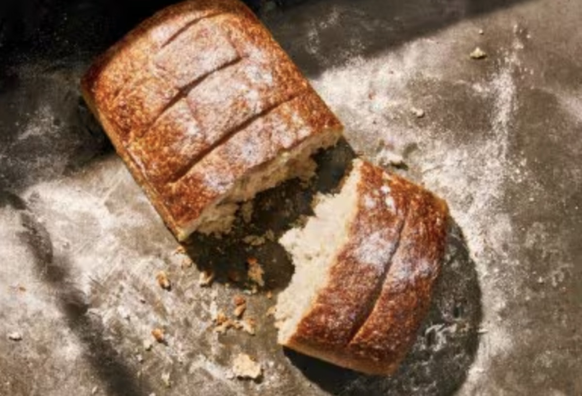 15 Restaurant Chains That Serve Bread So Good It Steals the Show