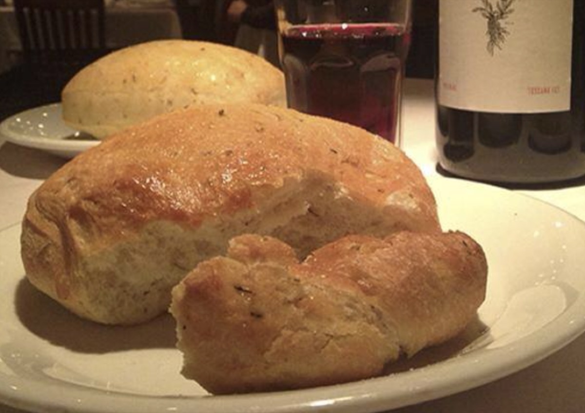15 Restaurant Chains That Serve Bread So Good It Steals the Show