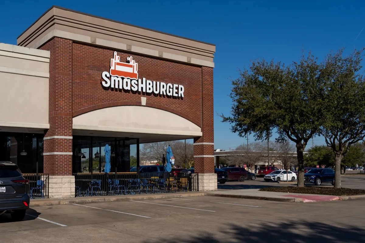 8 Burger Chains That Don't Actually Grill Their Burgers