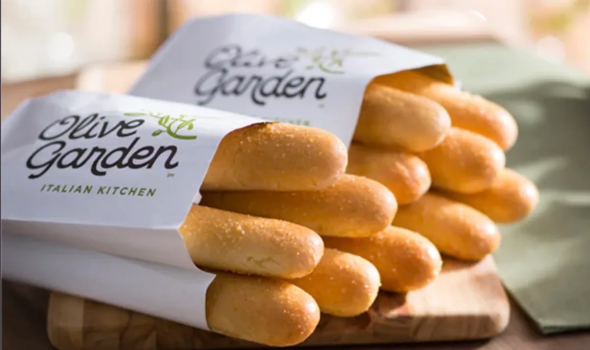 7 Restaurant Chains That Still Give You Free Bread Before Your Meal