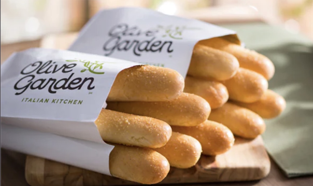 7 Restaurant Chains That Still Give You Free Bread Before Your Meal