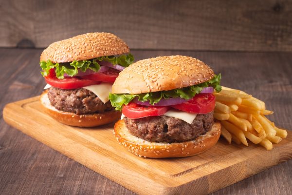 6 Chains That Make Burgers With Fresh Beef—Not Gross Frozen Patties