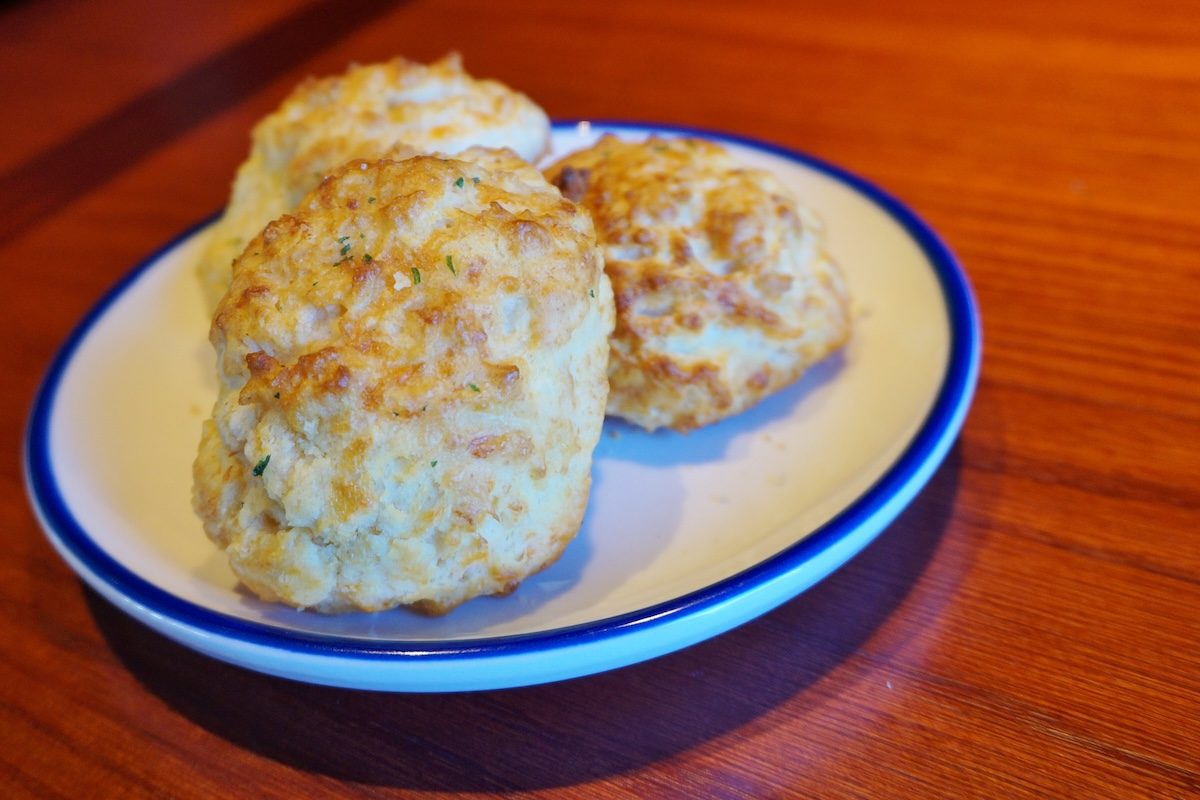 7 Restaurant Chains That Still Give You Free Bread Before Your Meal