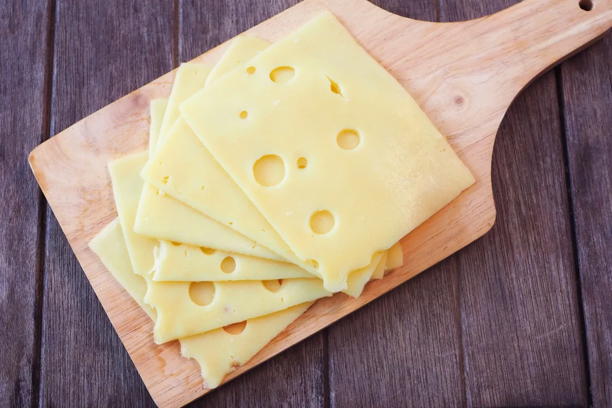 7 Cheeses That Dietitians Say Support Belly Fat Loss